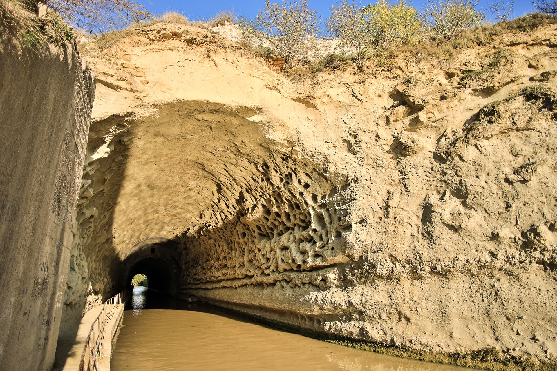 Le tunnel ou voûte du Malpas à Colombiers - Canal du Midi